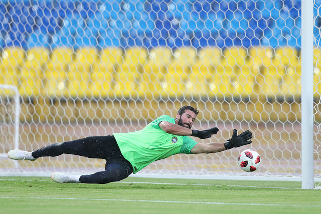Acne ou rosácea? Entenda o que o goleiro Alisson pode ter na pele ...